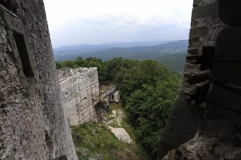 Hrad Uhrovec - Otv.hodiny, Cenník, Parkovanie, Mapa