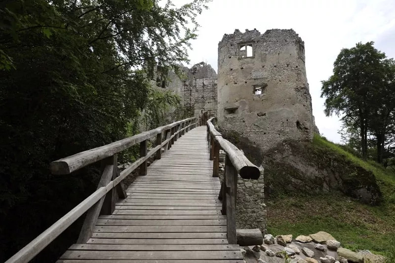 Hrad Uhrovec - Otv.hodiny, Cenník, Parkovanie, Mapa