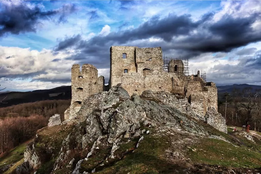 Hrad Hrušov - Otv.hodiny, Cenník, Parkovanie, Mapa